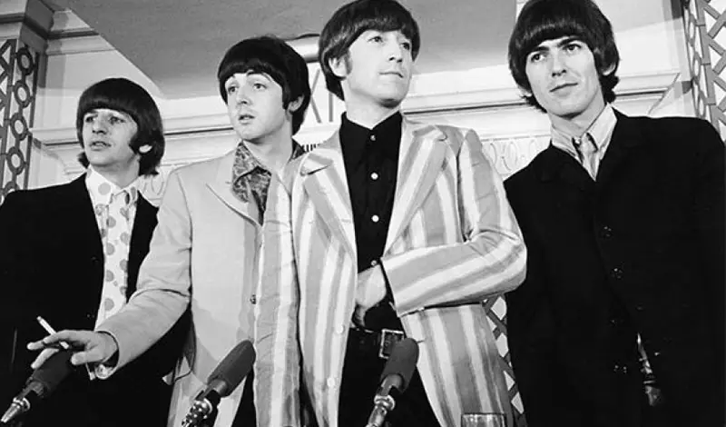 The Beatles nggawe sejarawan musik Illuminati Terkenal David Richards mbledhos ing 2014 kanthi artikel profil dhuwur sing mbabarake Liverpool Four. Beatles diduga digawe dening Illuminati kanggo pengaruhe pikiran enom. Saben lagu diisi karo pemicu khusus sing ngaktifake kekarepan remaja kanggo mbrontak lan nyoba narkoba - produksi kasebut uga dibiayai kanthi pesen rahasia. Siji mung bisa ngguyu Richards, nanging Beatles pancen ngowahi sejarah musik lan duweni pengaruh sing signifikan marang generasi.