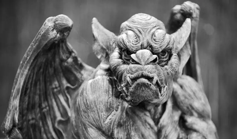 Beckenham Gargoyle Een sombere waterspuwer hangt boven een van de speeltuinen in het kleine stadje Beckenham, Engeland. Kinderen omzeilen deze plek en volwassenen zijn volledig solidair met hen. Meerdere keren riepen voorbijgangers een politie-outfit naar het standbeeld - ze zeggen dat de waterspuwer zich net had verplaatst en op het punt stond aan te vallen. De wetshandhavers hadden kunnen lachen om de beïnvloedbaarheid van de stedelingen, maar de beelden van de bewakingscamera laten echt zien dat het stenen beeld elke ochtend op een andere plek op de kroonlijst samenkomt.