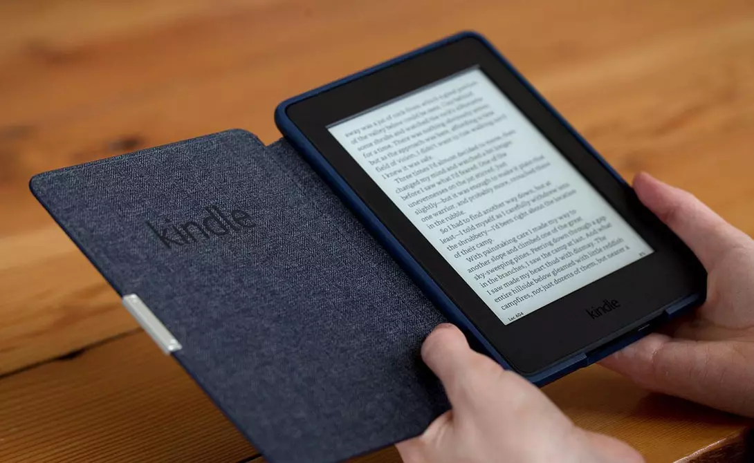 Kindle Kitabu hakitabadilishwa na chochote. Sio tu wazo bora kubeba nyumba kadhaa zenye uzito nawe kwenye safari. Itakuwa rahisi zaidi kuchukua nafasi ya matoleo ya zamani ya karatasi na new Kindle Paperwhite: skrini yenye azimio kubwa, mwangaza wa ndani na kumbukumbu ambayo inaweza kuchukua maktaba ndogo.