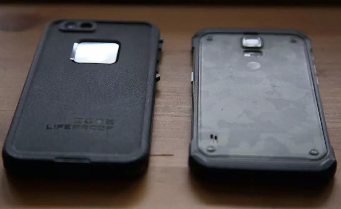 Das wasserdichte Gehäuse Lifeproof Fre ist eines der besten wasserdichten Gehäuse seiner Klasse. Mit einem solchen Schutz können Sie weder vor plötzlichem Regen noch vor dem Baden im Meer Angst haben.