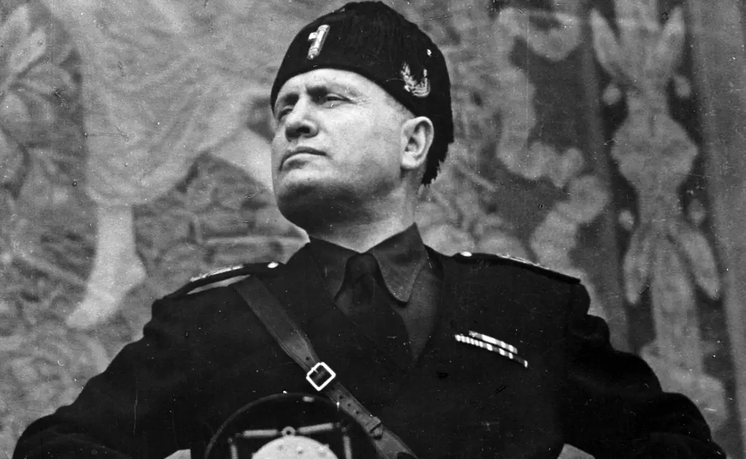 Benito Mussolini Kaya sekutune Adolph Hitler, diktator Italia Benito Mussolini uga slamet ing pirang-pirang upaya pembunuhan sadurunge diwenehi gantungan sing pantes. Ing taun 1926, sawijining wanita Irlandia sing wani ngluncurake bom krasan menyang diktator - mula ora bisa ngrusak irung.