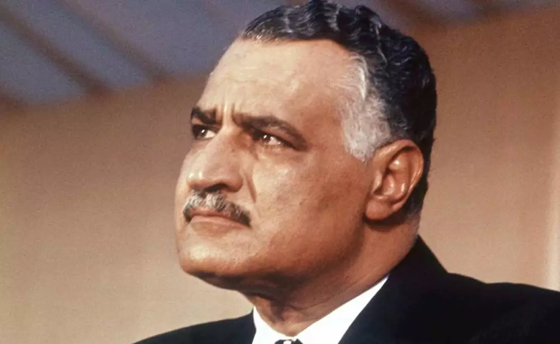 Gamal Nasser Gamal Nasser, presiden Mesir nomer loro, minangka perang salib nasionalisme Arab lan mungsuh Israel sing sumpah. Ing wulan Oktober 1954, sawetara klompok Israel radikal nyoba ngilangi Nasser - nanging persiapane bakal luwih apik. Upaya pembunuhan kasebut ditindakake sajrone siaran radio langsung: ora ana wolung peluru sing dituju kanggo presiden sing entuk target kasebut.