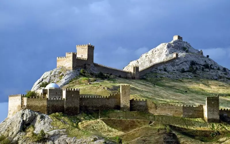 Fortalesa genovesa a Sudak En un moment en què la costa de Crimea, des del Bòsfor fins a Chersonesos, pertanyia a comerciants de Gènova i Venècia, Sudak fou escollida per ells com a base militar. Aleshores, el 1371, va començar la construcció de la famosa fortalesa genovesa. Actualment, la fortalesa és un monument històric únic. Al seu territori es duen a terme treballs de recerca i restauració, visites guiades.