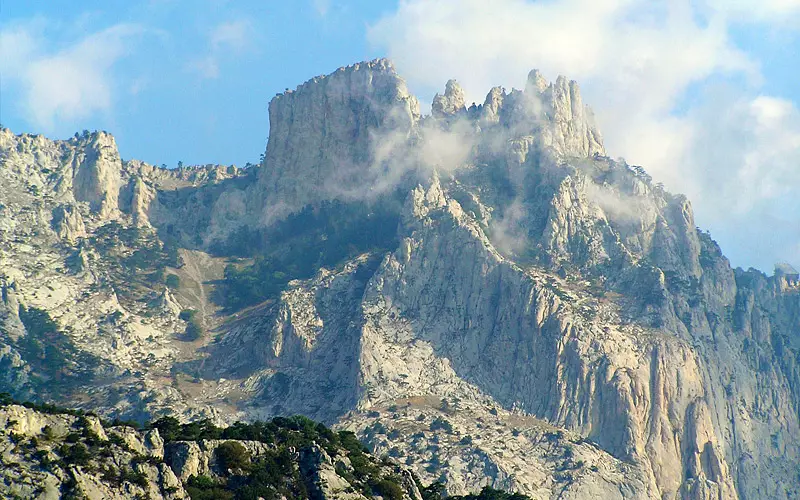 Muntanya Ai-Petri Un dels llocs més populars entre els turistes al mapa de la península de Crimea. Un cop hi havia el temple grec de Sant Pere (Ai-Petri en grec), les ruïnes del qual han arribat fins als nostres dies. Es pot arribar al cim de la muntanya amb un telefèric que, per cert, és reconegut com el més llarg d’Europa. Des del punt més alt de la muntanya anomenada Roka (1346 metres), s'obre una vista impressionant sobre la reserva forestal de muntanya de Yalta i la costa de la península de Crimea.