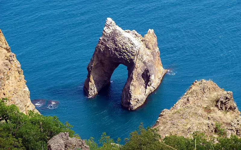 Riserva di Karadag Uno dei luoghi più misteriosi della costa meridionale della Crimea. Il paesaggio unico di Karadag è formato da colate laviche solidificate, eruttate per l'ultima volta dal vulcano Kara-Dag (Montagna Nera) più di 150 milioni di anni fa. Nel 1979 qui è stata istituita una riserva, progettata per preservare la flora e la fauna uniche di questo luogo, molte delle quali sono incluse nel Libro rosso.