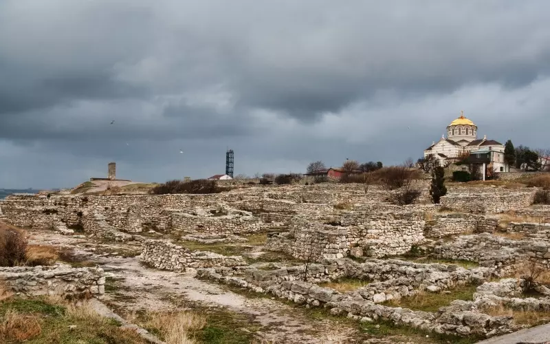 Chersonesus Tauride Dyma enw'r ddinas a sefydlwyd gan y Groegiaid fwy na dwy fil a hanner o flynyddoedd yn ôl. Yma, yn y ddinas lle roedd nifer enfawr o fynachlogydd ac eglwysi Uniongred ar un adeg, y bedyddiwyd y Tywysog Vladimir. Y dyddiau hyn, mae adfeilion Chersonesos neu "Russian Pompeii" yn denu ymchwilwyr a thwristiaid o bob cwr o'r byd. Ym 1892, agorwyd amgueddfa archeolegol yma, a gasglodd lawer o arteffactau gwerthfawr o'r ddinas hynafol. Ac yn ddiweddarach sefydlwyd gwarchodfa wladol.