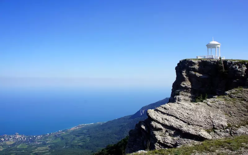 Gazebo dei venti In cima allo Shagan-Kai a 1450 metri di altitudine, c'è un pergolato in pietra, costruito nel 1956. Il mosaico sul pavimento raffigura una rosa dei venti, grazie alla quale il gazebo ha preso il nome. Da qui si apre una splendida vista sul monte Ayu-Dag, Gurzuf, Partenit e sul Mar Nero, che con il bel tempo è visibile per 150 chilometri. C'è una grotta accanto al gazebo, dove anche nelle giornate più calde regna l'inverno e la neve giace.