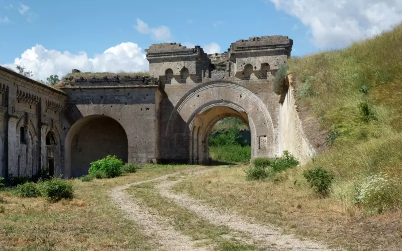 Fortalesa "Kerch" Fort Totleben Es va decidir construir una fortalesa a la vora de l'estret de Kerch saltant el tractat de pau de París, que prohibia a Rússia tenir una flota i ports militars al mar Negre. El fort central de la grandiosa estructura rep el nom del general que va dirigir la construcció de les fortificacions. I avui la fortalesa "Kerch" continua sent un excel·lent exemple de quines fortificacions inexpugnables es van erigir a mitjan segle XIX. En l'actualitat, es fan excursions al voltant de "Kerch" i els experts l'estudien; alguns dels vasts passatges subterranis que hi ha a sota no s'han explorat adequadament.