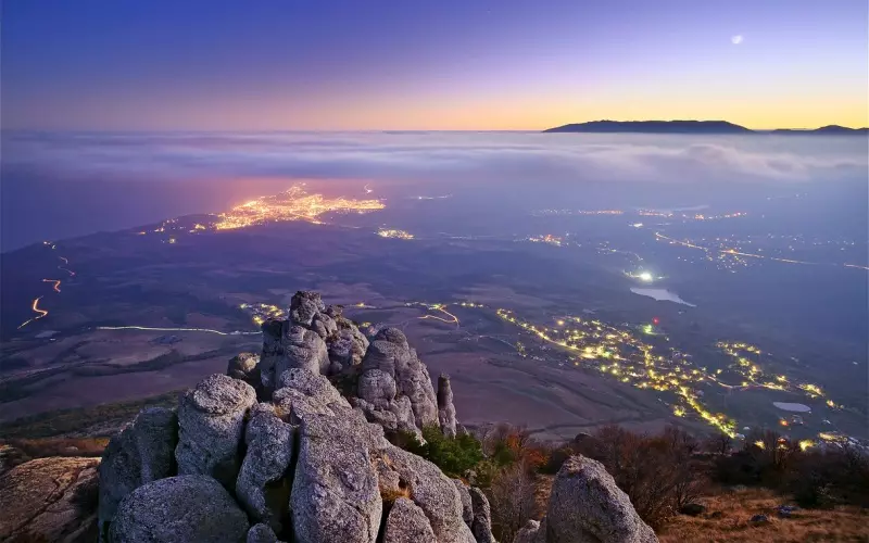 El mont Demerdzhi Demerdzhi - que es tradueix del tàtar per "ferrer" - és una bella muntanya com un castell medieval a la part nord de la vall d'Alushta. Al seu vessant occidental hi ha l’anomenada vall dels fantasmes. Aquí, a prop de les ruïnes de la fortalesa, hi ha més de cent estàtues de pedra, que semblen en els seus contorns les figures de persones i animals. I si pugeu al cim de la muntanya, s’obrirà una pintoresca vista de l’entorn des de més de 1200 metres d’alçada.