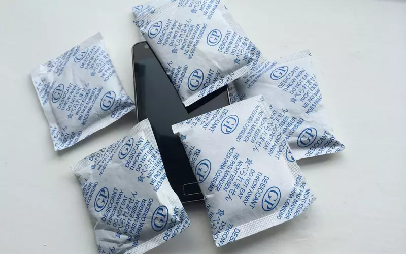 Ang silica gel Praktikal na hindi naiiba mula sa pamamaraan na may bigas - ngunit biglang wala kang bigas sa bahay, ngunit maraming mga kahon na may bagong sapatos? Ang silica gel, na karaniwang nakabalot sa maliliit na sachet, ay nasa bawat pares ng sapatos upang lamang makuha ang kahalumigmigan. Ilagay ang iyong telepono sa mga bag na ito, iwanan ito sa araw at maghintay gamit ang iyong mga daliri.