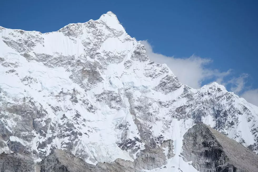 Gangkhar Puensum Dziko laling'ono la Bhutan lili pakati pa China ndi India, osati kutali ndi Nepal. Mapiri a Himalaya akumaloko amawerengedwa kuti ndi opatulika, kukwera mapiri ndikoletsedwa. Msonkhano wa Gangkhar Puensum ndi wamfupi mita masauzande ochepa kuposa Everest yomwe, koma ma brahmanas okha ndi omwe amadziwa zomwe zimachitika pamapiri a phirili.