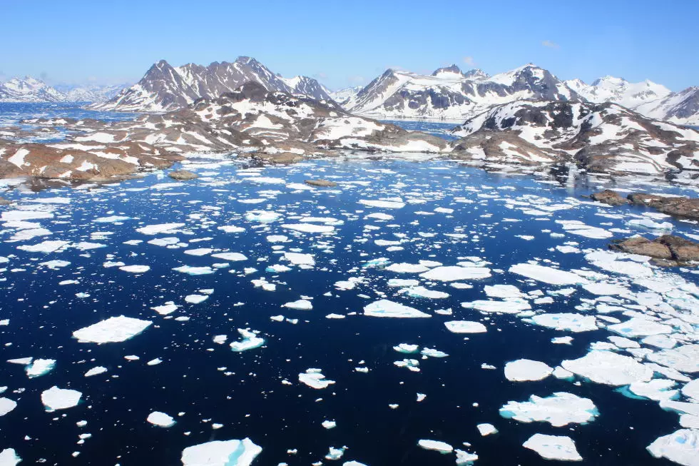 Greenland Orang-orang tinggal di Greenland. Di pinggiran. Sebagian besar pulau besar ini tertutup es: jika gurun beku yang megah pernah mencair, permukaan lautan dunia akan naik sebanyak sepuluh meter.