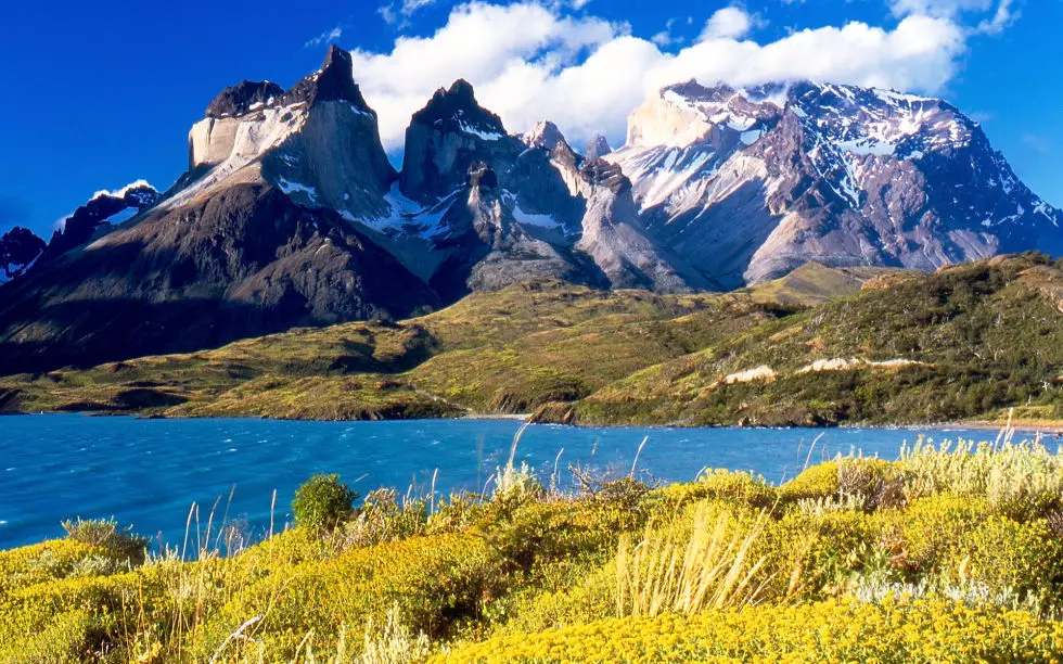 Patagonia Lokasina di ujung kidul Amérika Kidul, Patagonia ngagaduhan sadayana pikeun ngaku status planét anu misah. Gunung, dataran, glasier, danau liar - para ahli nyebut Patagonia tempat paling liar di Bumi.