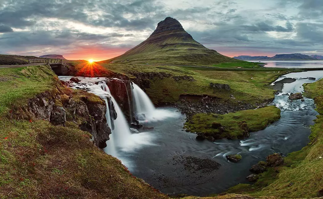 Iceland Mo le ono tausaga sosoʻo, o I Islande o loʻo tumau pea lona saogalemu i le lalolagi. O le au Scandinavia e i ai le toʻatele o tagata fasioti tagata, o le toʻatele o pagota ma le toʻatele o osofaʻiga a le au faatupu faalavelave. I se faʻaopopoga, e matua faigata lava i le motu ona fofo faʻafitauli i le teritori - o ona tuaoi e mautinoa lava e faʻaleleia.