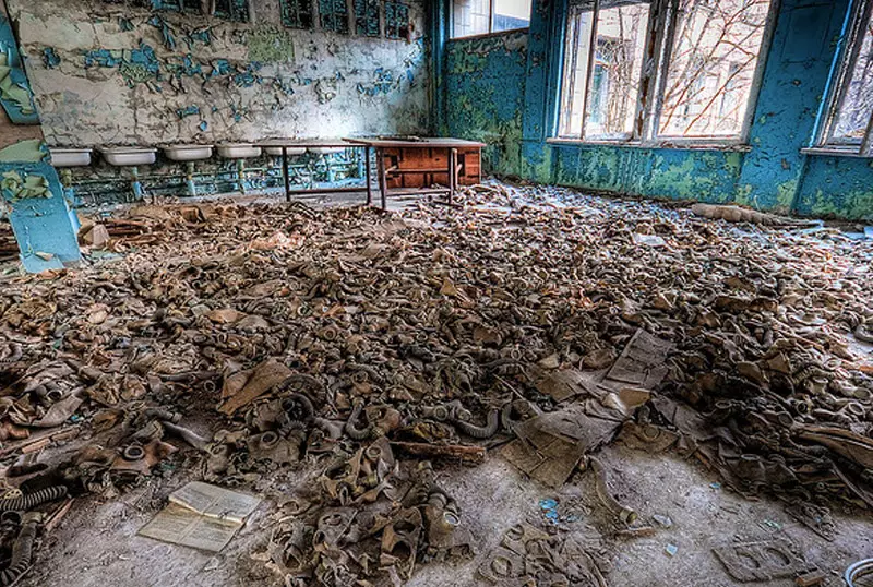 Chernobyl, ຢູເຄຣນໄພພິບັດນິວເຄຼຍທີ່ໃຫຍ່ທີ່ສຸດໃນປະຫວັດສາດໄດ້ ທຳ ລາຍເມືອງທັງົດ. ຄວາມຈິງທີ່ວ່າບ່ອນນີ້ເວລາທີ່ຊີວິດຢູ່ໃນສະພາບເຕັມໄປດ້ວຍຫຼັກຖານແມ່ນມີພຽງແຕ່ຕຶກອາຄານທີ່ວ່າງເປົ່າເຊື່ອງໄວ້ດ້ວຍປ່າໄມ້. ເມື່ອຫຼາຍປີກ່ອນ, ການທ່ອງທ່ຽວເລີ່ມຖືກຈັດເຂົ້າໄປໃນເຂດຕາຍ. ທາງທິດສະດີ, ເຈົ້າສາມາດເຂົ້າໄປໃນຕຶກໃດກໍ່ໄດ້ຢູ່ທີ່ນີ້, ແຕ່ເນື່ອງຈາກທຸກສິ່ງທຸກຢ່າງຢູ່ໃນພື້ນທີ່ນັ້ນປົນເປື້ອນດ້ວຍລັງສີ, ມັນດີກວ່າທີ່ຈະບໍ່ເຂົ້າໄປໃນສິ່ງອໍານວຍຄວາມສະດວກໂດຍບໍ່ມີຜູ້ແນະນໍາຜູ້ທີ່ຮູ້ສະຖານທີ່ເຫຼົ່ານີ້ແລະແນ່ນອນວ່າບໍ່ມີເຄື່ອງວັດແທກຄວາມຖີ່.