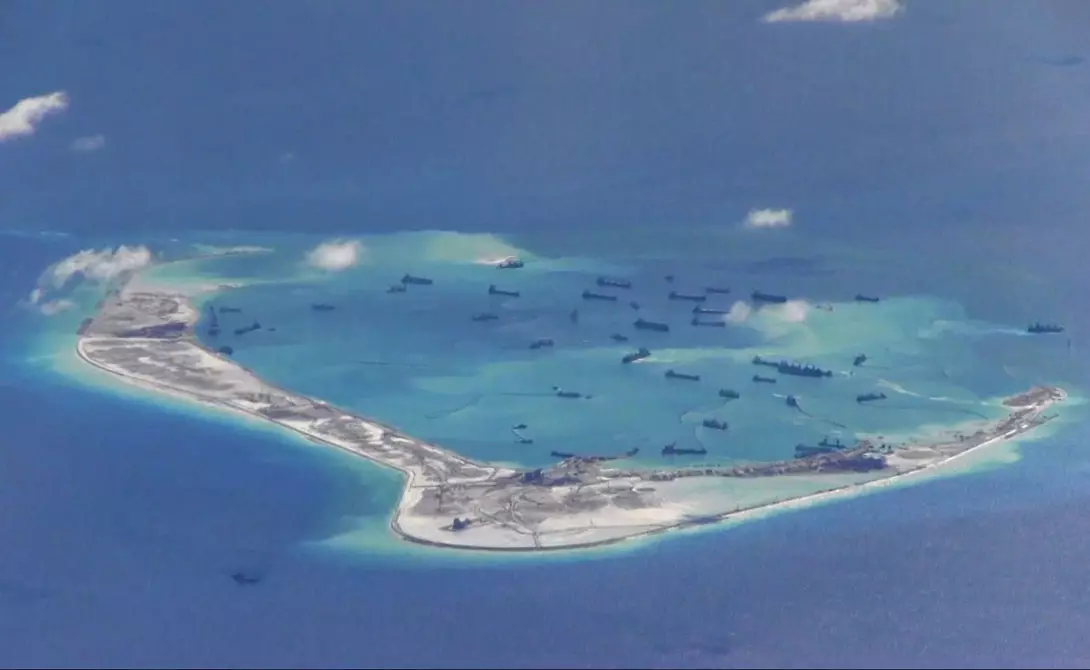 Three Island South China Sea Sa a bèl zile se dezole, kòm twa peyi reklamasyon li nan yon fwa. Kounye a, Three Island se yon pati nan pwovens lan nan pwovens Chinwa a nan Hainan, men Taiwan ak Vyetnam yo tou reklame peyi a.