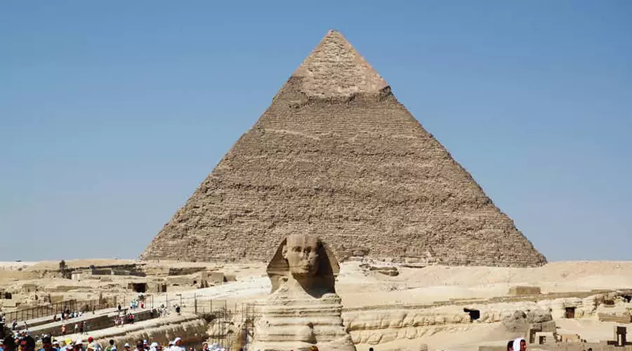 Astronomesche Sphinx Den amerikaneschen Archäolog Mark Lenner mengt datt den ägyptesche Sphinx an d'Pyramiden vu Giza vu Fans vum Sonnekult gebaut goufen, déi probéiert hunn Energie op dës Manéier ze kréien. Modern Astronomen dréien nëmmen e Fanger an hiren Tempelen zu sou Aussoen, awer gläichzäiteg kënne se net kloer beäntweren wéi déi antik Ägypter et fäerdeg bruecht hunn de Sphinx an en uerdentlecht System mat de Pyramiden vu Giza, dem Nildall, de Stärebiller vum Leo an Orion. A wéi d'Ägypter et fäerdeg bruecht hunn d'Monument genee am Zentrum vun der Mëllechstrooss auszerechnen ass och net ganz kloer.