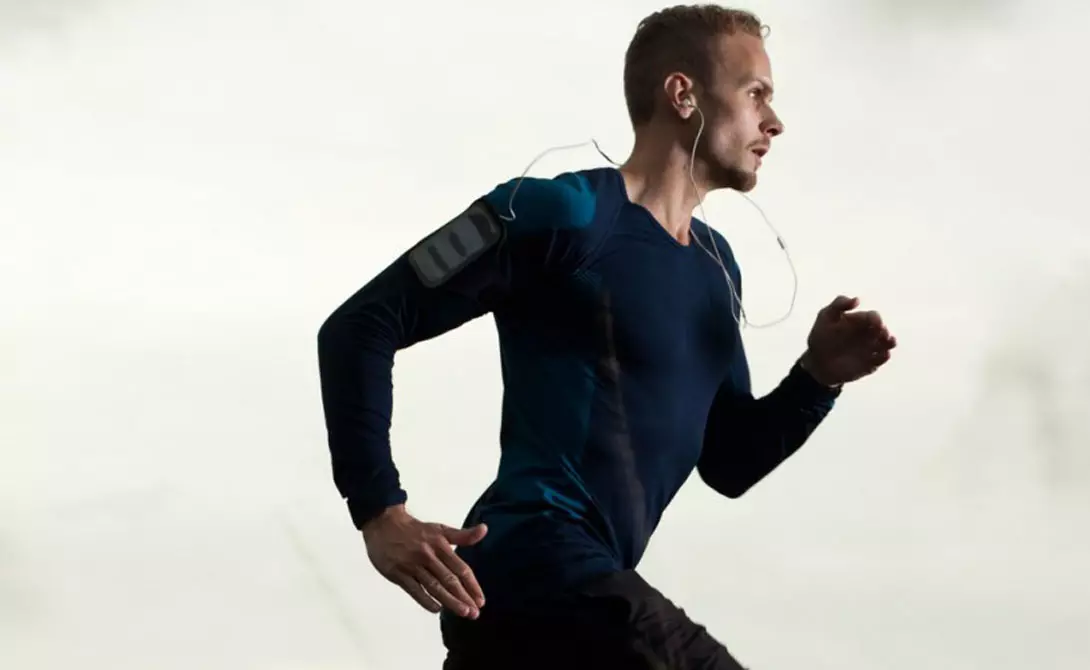 Interval Sprint Eftir létt upphitunarhlaup á blautum sandi meðfram vatninu (að minnsta kosti 10 mínútur), farðu í þurran sand. Byrjaðu með 20 sekúndna hröðun á hámarkshraða, farðu síðan hægt yfir sandinn í 40 sekúndur og undirbúið þig fyrir næstu æfingu. Gerðu fimm sett með þessum hætti.