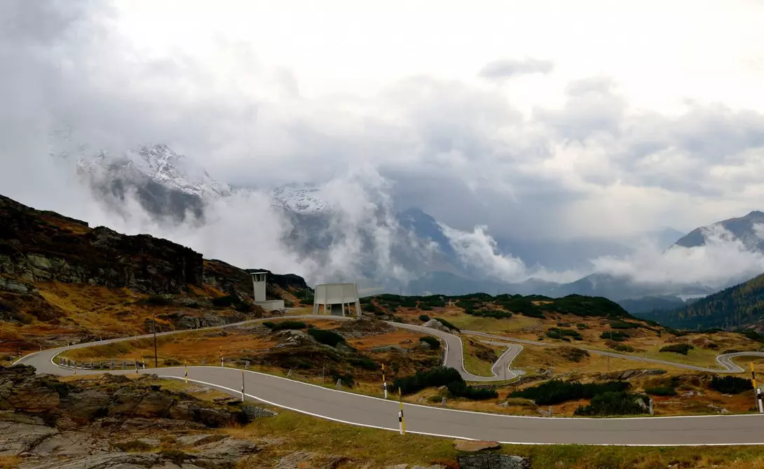 San Bernardino Pass Швейцарыя Ні адзін, нават самы дасведчаны кіроўца сьвету не засумуе на непрадказальных паваротах гэтай альпійскай трасы. Цесныя і вузкія тунэлі нечакана змяняюцца шырокімі ўчасткамі, невялікія вёсачкі ўзнікаюць з туману і Альпы, ва ўсёй сваёй велічнай прыгажосці, цалкам захопліваюць вандроўцы.