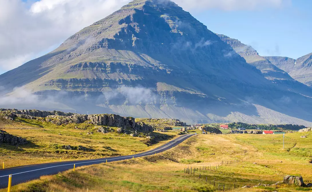 Ring Road Islanda Una strada nazionale percorre tutta l'Irlanda e collega la maggior parte degli insediamenti del paese. Lungo il percorso si possono vedere molte cose interessanti: dalle formidabili torri di ghiacciai, spiagge di sabbia nera, iceberg che si profilano all'orizzonte agli animali, comprese le balene.