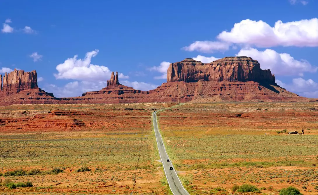 Byway 163 USA La panoramica Byway 163 si estende dal confine con l'Arizona allo Utah. La famosa Monument Valley, rocce rosse come se arrivassero da Marte, un paesaggio desertico: questa strada è ciò di cui ha bisogno un vero ciclista.