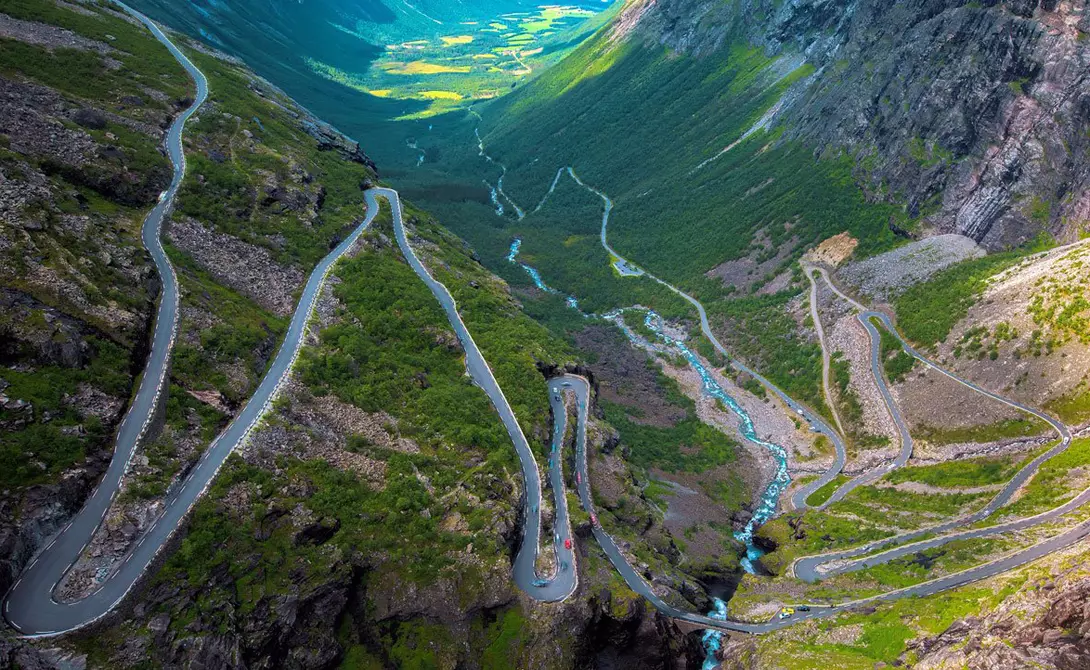 Trollstigen Road Нарвегія Молва сцвярджае, што Сцежку тролі пабудавалі самі тролі - дастаткова аднаго погляду на інфернальна экстрэмальны шлях праз горы, вадаспады і напоўненыя пост-рокавым стрыманым адчаем даліны, каб моўчкі пагадзіцца з мясцовымі жыхарамі.