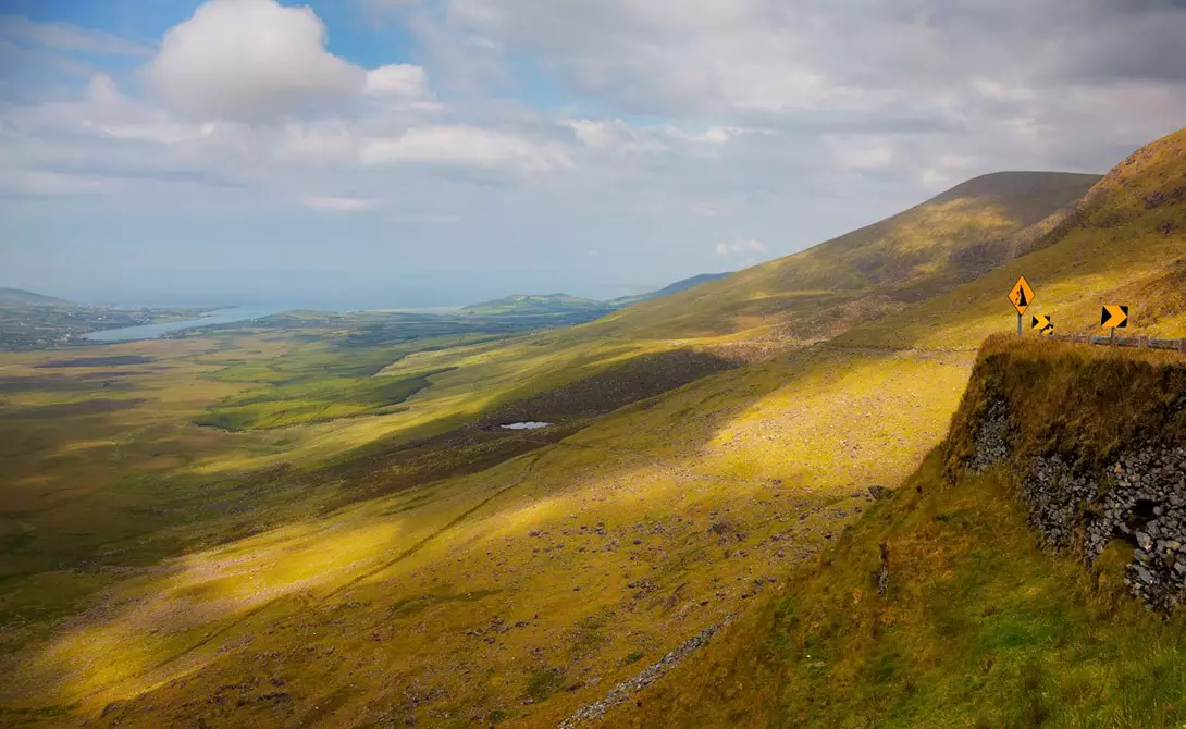 Conor Pass Ireland Evergreen Ireland ankaŭ havas unu el la plej spektaklaj vojoj sur la planedo. Conor-pasejo, etendiĝanta laŭ la plej alta monto de la Dingle-duoninsulo, povas kredigi eĉ al ĝisosta skeptikulo kredantojn je lepreĉonoj kaj elfoj.