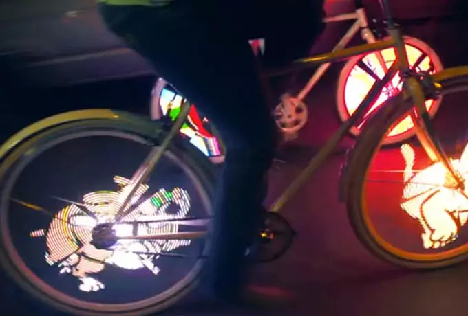 LED Wheels LED -wielvervaardigers dring daarop aan dat hul produk die fietsryer weer op straat laat uitstaan, wat baie belangrik is in die normale verkeer van 'n gewone metropool. Sulke dinge lei bestuurders ernstig van die pad af, en dit is belaai met 'n ongeluk. Boonop lyk hierdie toestel van buite absoluut wild.