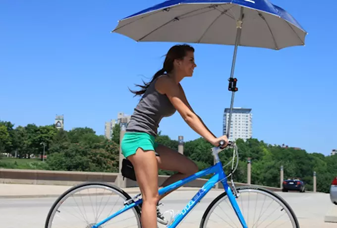 Paraplu Luister, wie ry fiets in die reën? En selfs met 'n sambreel! Boonop beïnvloed die toestel balans en sigbaarheid ernstig. Om saam met hom in 'n geskikte plas te val, is 'n klein saak.