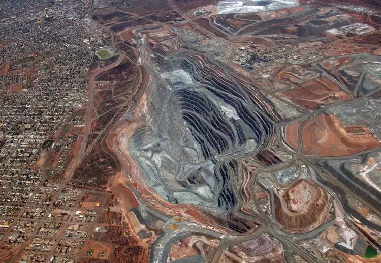 Calgury Super Pit, Australia Australia's largest open pit mine began operations in 1989. Over the years of mining, the largest gold quarry has grown to 3.5 km. in length. The distance from the sides of the quarry to the bottom is 360 meters.