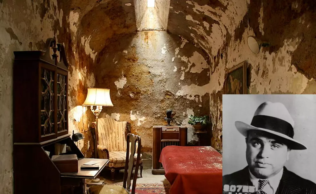 Michigan City Indiana Treasure: 200 fetten Al Capone's eigen whisky Jo kânsen: in besykjen wurdich De ferneamde gangster hie in netwurk fan gesellige grotten wêr't de smokkele whisky waard bewarre. Spitigernôch naam de gierige lytse man in detaillearre kaart fan 'e lokaasje fan alle flekken fan floeibere goud mei him nei de hel, en twong tsientallen minsken om de kust blyn te feroverjen. It jildekwivalint fan 'e skat is net sa grut en bedraacht mar sawat $ 300,000. Mar, yn in suksesfol senario, kinne jo freonen traktearje op whisky út 'e privee oandielen fan Al Capone sels.