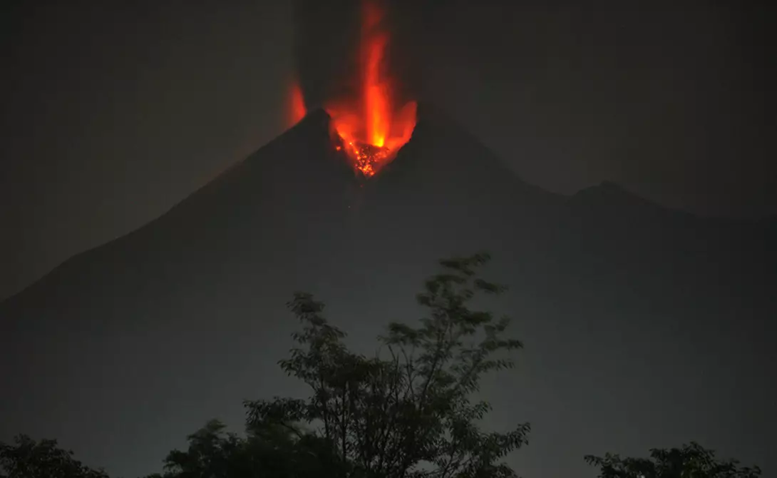 Merapi Java, Indonezija Tai aktyviausias ugnikalnis Indonezijoje, kuris ne kartą parodė savo jėgą. Penki išsiveržimai nuo 1006 m. iki 1930 metų jie nusinešė dviejų tūkstančių žmonių gyvybes. 2010 -aisiais Merapi vėl pabudo, žuvo 353 artimiausio miesto gyventojai. Daugelis javaniečių nuoširdžiai tiki vulkaninėmis dvasiomis ir stengiasi jas nuraminti. Ir būtų geriau, jei jiems tai pavyktų: Indijos seismologai bijo naujo išsiveržimo, kuris gali įvykti bet kurią akimirką.