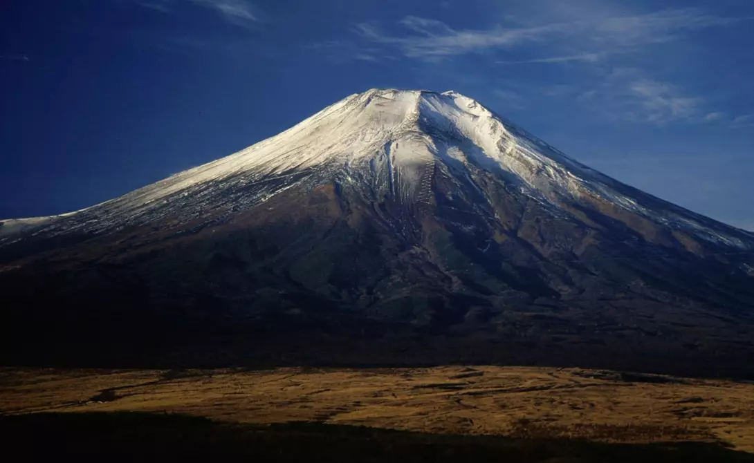 富士日本 很少有人認為著名的富士是一座危險的火山。對於大多數人來說，這座山仍然只是一個著名的文化地標。三百年來，火山一直保持平靜，這是兩次噴發之間的平均時間。一群來自東京的火山學家已經發表了一份報告，稱這座大山隨時可能甦醒。熔岩室中的壓力傳感器超標，警告人們可能發生災難。但不遠處是巨大的東京，擁有一千三百萬居民。