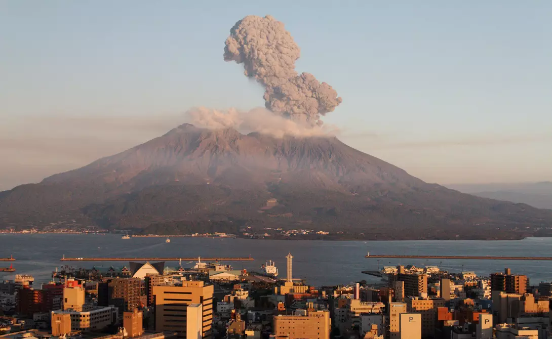 ISakurajima Japan Kukho malunga ne-110 yeentaba-mlilo eJapan. I-47 yazo ilawulwa ngokubonakalayo ngabasemagunyeni, uninzi lwabo boyika ukuqhuma kweSakurajima. Eli rhamncwa lileleyo lilawula isiqithi kunye nabantu abangamawaka asixhenxe ahlala apha. Ngo-1914, uSakurajima waphalaza udaka lwenyanga kangangeenyanga ezininzi zilandelelana, ebulala abalobi bendawo abangamashumi amathathu anesihlanu. NgoSeptemba wonyaka ophelileyo, intaba-mlilo yavuka kwakhona, kwaye ugqabhuko-dubulo omncinci wokugqibela ubhalwe ngoFebruwari kulo nyaka. Umsebenzi okhulayo sisandulela sentlekele enokwenzeka.