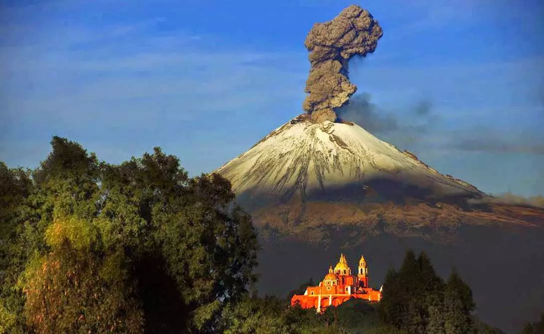 Popocatepetl Mexico Popocatepetl sed kîlometre dûrî bajarê Meksîkayê ye. Em dikarin bibêjin ku metropolê herî mezin ê welêt li ser kelek tozê ya rastîn e. Di navbera 1994 û 2016 -an de, volkanê berê pêşandanên mezin li dar xistine, bi teqîna mezin a dawîn di sala 2000 -an de, ku mecbûr maye ku şaredariya Meksîko City 40,000 bilezîne derxe.