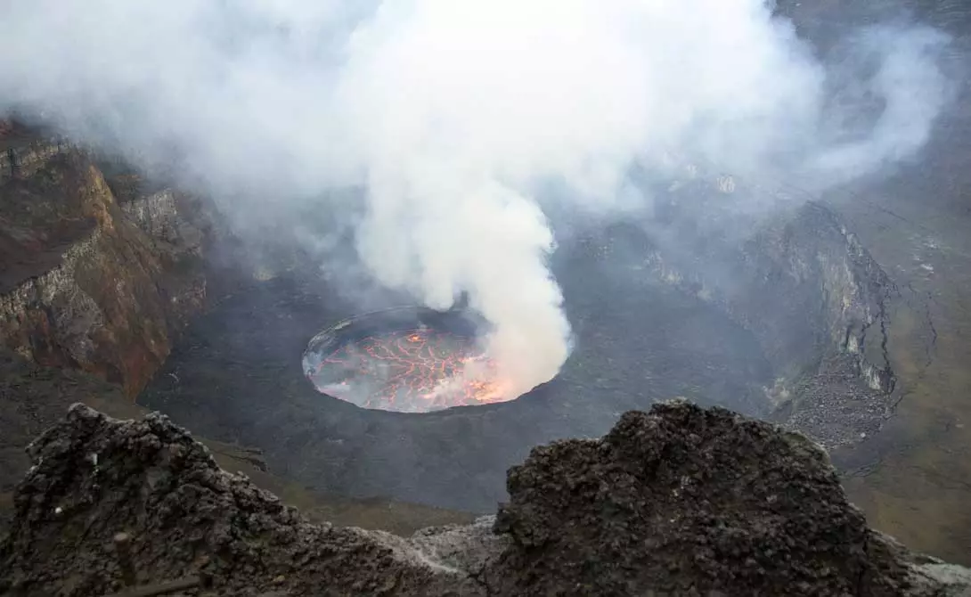 Nairagongo Komara Demokratik a Kongo Li ser sînorê zinarî yê di navbera Ruanda û DRC de ye, Nairagongo tevahiya herêmê li bendê digire. Deh sal berê, çiya hema hema çend gundên nêz wêran kiribûn. Bi bextewarî, sîsmologan karîn girsê aram bikin û dûv re her tişt derket holê. Lê naha Nairagongo rêyek kuştinê ya bê teqîn dîtiye: mayîn ji binê erdê, ji ku dioksîdê karbonê bi berdewamî diherike, diçin ser rûyê erdê. Heywan û zarok dimirin. Wekî din, lavaya vê volkanê dikare bi leza 120 kîlometreyî di demjimêrekê de bigihîje - tenê bifikirin, hûn ê nekarin bi veguhastinê jî ji mirina birûskê birevin.