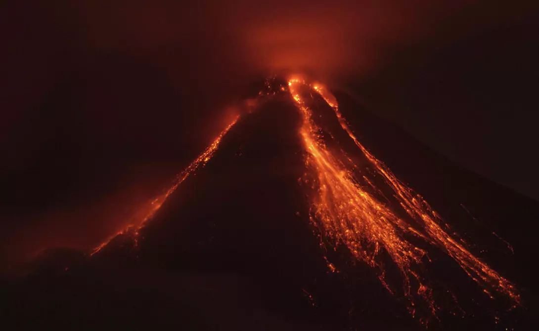 Caldera Yellowstone Dewletên Yekbûyî Dewletên Yekbûyî Yellowstone National Park her sal ji hêla sed hezaran geştiyar ve tê ziyaret kirin. Piraniya van mirovan tewra nizanin ku ew li yek ji cihên herî xeternak ên li ser rûyê erdê betlaneyê dikin. Yellowstone Caldera, bi navê Yellowstone Supervolcano, bi qasî çaryeka tevahiya parkê dagir dike. Li gorî volkanologan, Caldera ji zû de ye ku ji bo teqînek mezin gihaye.