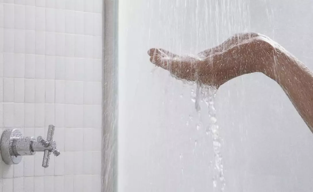 Labihang kainit Hatagi'g pagtagad ang kolor sa panit pagkahuman sa pag-shower. Pula? Kini nagpasabut nga naanad ka nga maglangoy sa init kaayo nga tubig. Sa laing bahin, gitambagan sa mga doktor ang pagpadayon sa temperatura sa ubus nga degree sa ubus sa komportable nga temperatura aron dili mabalda ang natural nga kaumog sa panit.