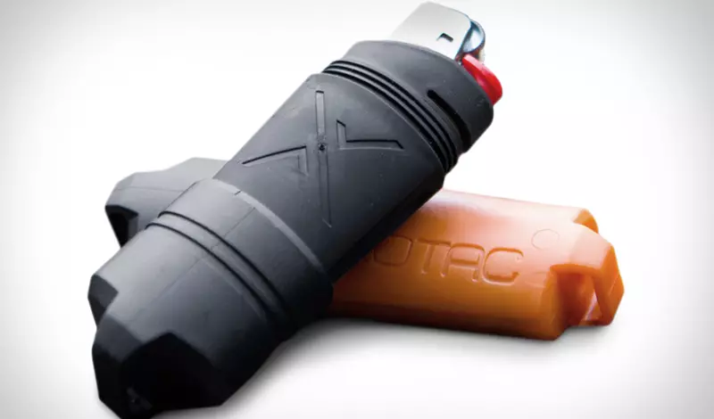 Exotac FireSleeve Trekking fereasket faaks dat it fjoer in skoft trochgiet. De maklikste manier sil fansels wêze om in brander te brûken, mar net elkenien sil it iens wêze om it mei har te dragen. In elemintêre saak foar in gewoane Exotac FireSleeve -oanstekker kin dit probleem oplosse. Spesjale befestigingen sille de knop foar gastoevoer hâlde, en de dekking sels sil de oanstekker beskermje tsjin wetter.