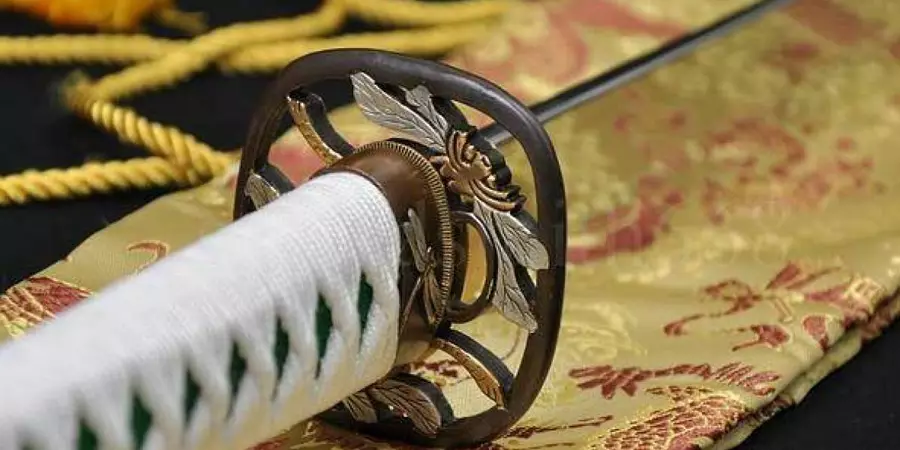 Katana Katana هر ننڊ جو مکيه هٿيار هو. تلوار اسٽيل جي ڪيترن ئي تہن مان madeھيل ھئي ، جيڪي ھڪ تجربيڪار بندوقباز پاران ڪيترائي folيرا اھيا ويا ھئا. پا shadowي جي ويڙهاڪن جو ڪاتانا ساموري کان مختلف هو - اهو تقريبا 20 20 سينٽي ميٽر ڊگهو هو.