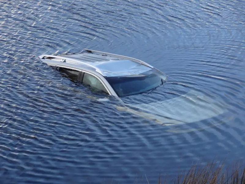 Schritt 2 Versuchen Sie, aus dem Auto auszusteigen, bevor es vollständig im Wasser eingetaucht ist. Der Wasserdruck ist ein großes Hindernis beim Öffnen der Türen, also versuchen Sie, das Glas herunterzulassen und durch das Fenster zu kriechen. Kommt es zu einem Unfall, funktioniert die Elektrik des Autos noch drei Minuten lang – sobald das Auto ins Wasser kommt, überprüfen Sie die Elektronik, indem Sie versuchen, das Fenster zu senken. Wenn es nicht funktioniert, seien Sie darauf vorbereitet, es zum Absturz zu bringen.