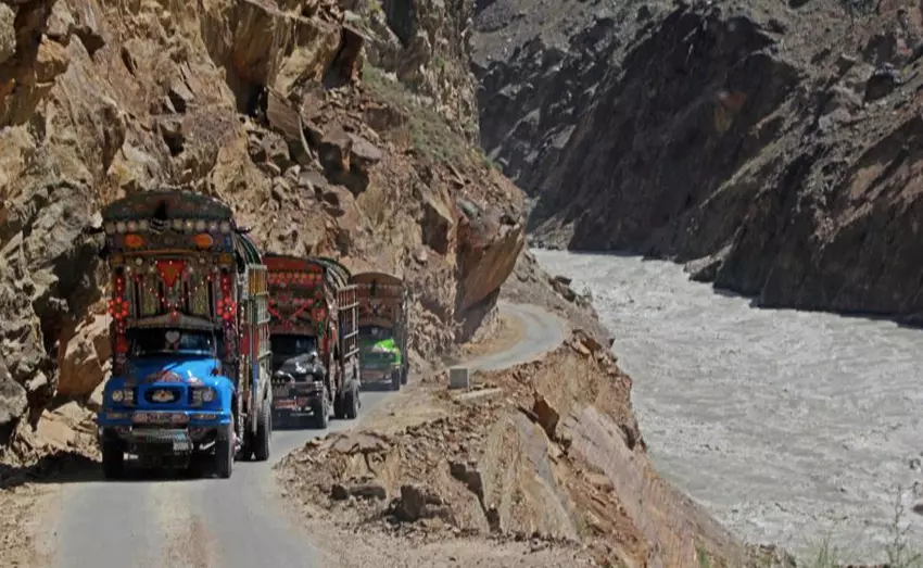 Karakoram Highway, Pakistan / Sina De snelwei fan 1.300 km is de heechste ynternasjonale snelwei yn 'e wrâld. It krúst it Karakorum berchstelsel op in hichte fan 4693 meter. Yn 'e winter is de dyk ôfsletten fanwege it gefaar fan lawines.