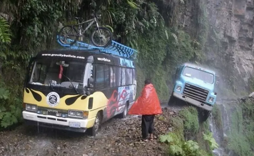 North Yungas, Bolívia El nom no oficial d'aquesta carretera és el camí de la mort. La carretera connecta les ciutats de Coroico i La Paz. La carretera és molt estreta, en alguns llocs és tan gran que amb prou feines hi pot cabre un cotxe. Només hi havia prou asfalt durant els primers quilòmetres de la carretera, la resta de la calçada és una barreja d’argila i fang.