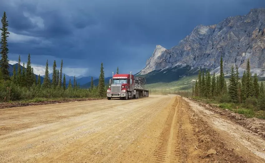 Dalton Highway, Alaska La carretera es considera una de les més aïllades del món. Recorre el gasoducte Trans-Alaska, a la zona del qual només es poden trobar animals del bosc. Si aneu de viatge per aquesta carretera, cal abastir-se de menjar i aigua per a un ús futur: només hi ha tres pobles a la carretera de 667 quilòmetres, on viuen 60 persones.