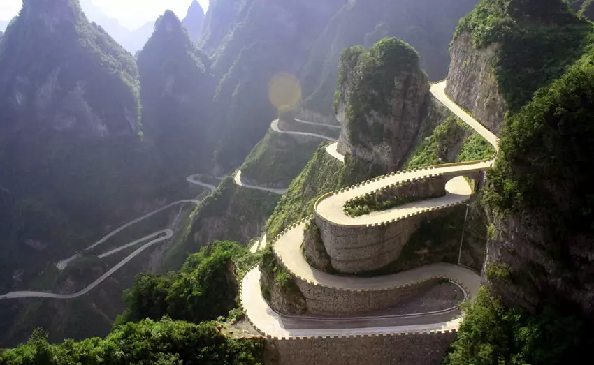 Tianmen Mountain Road, China D'Strooss ass 10 km laang. D'Strooss huet 99 schaarf Wendungen, an den Héichtunterschied tëscht senge Start- an Ennpunkte ass 1000 Meter.