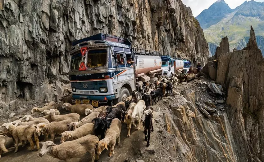 Zojila Pass, India Ọna naa so awọn ilu Ladakh ati Kashmir pọ. Ọna 9-kilometer, laarin awọn ohun miiran, tun jẹ dín, ati nigbakan awọn awakọ mejeeji ati ẹran-ọsin ni lati baamu lori rẹ. Opopona n ṣiṣẹ ni giga ti awọn mita 3353 loke ipele omi okun.