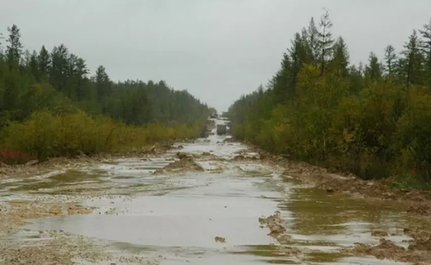 Transsibearyske spoarwei, Ruslân De 11.000 km lange rûte feroaret fan in autodyk yn it westen nei in smoargenswei yn it easten fan it lân. Tidens swiere reinen en winterlike sniefallen ûnderweis nei it easten wurde guon seksjes fan 'e dyk hast ûnbegeanber.