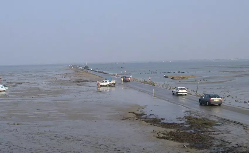 Passage du Gua, France Ọna naa wa fun gbigbe nikan awọn wakati diẹ lojoojumọ. Ni akoko to ku o wa ni ipamọ labẹ omi. Ṣaaju ki o to tẹ orin 4.5-kilometer, o yẹ ki o farabalẹ kẹkọọ iṣeto ti ebb ati ṣiṣan, bibẹẹkọ ọkọ ayọkẹlẹ le rì ni rọọrun.