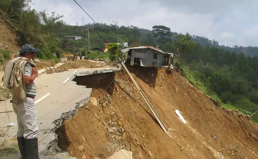 Halsema, Filipines Quan s’acaba l’asfalt d’aquesta carretera, es converteix en un camí sense asfaltar, on de vegades fins i tot un cotxe amb prou feines té prou espai. Les esllavissades de terra i les caigudes de roca són freqüents a la carretera. A més, només es van instal·lar tanques en determinades parts del recorregut.