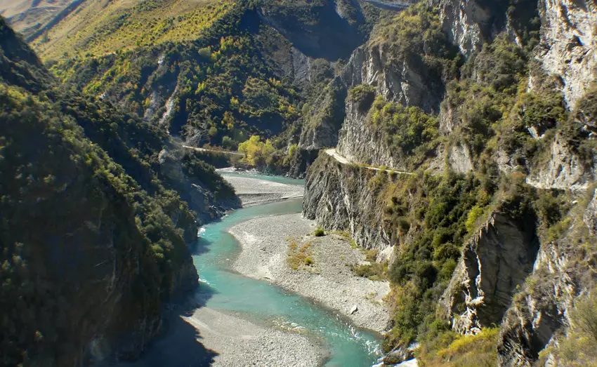 MaCaptain 'Road, New Zealand Mugwagwa wakarongedzwa nevanotsvaga goridhe vakawana goridhe muRwizi Shotover muna 1862. Zvikamu zvakawanda zvemugwagwa zvakamanikana zvekuti motokari mbiri dzikwanise kupfuura, uye nzira zhinji hadzina kukomberedzwa.